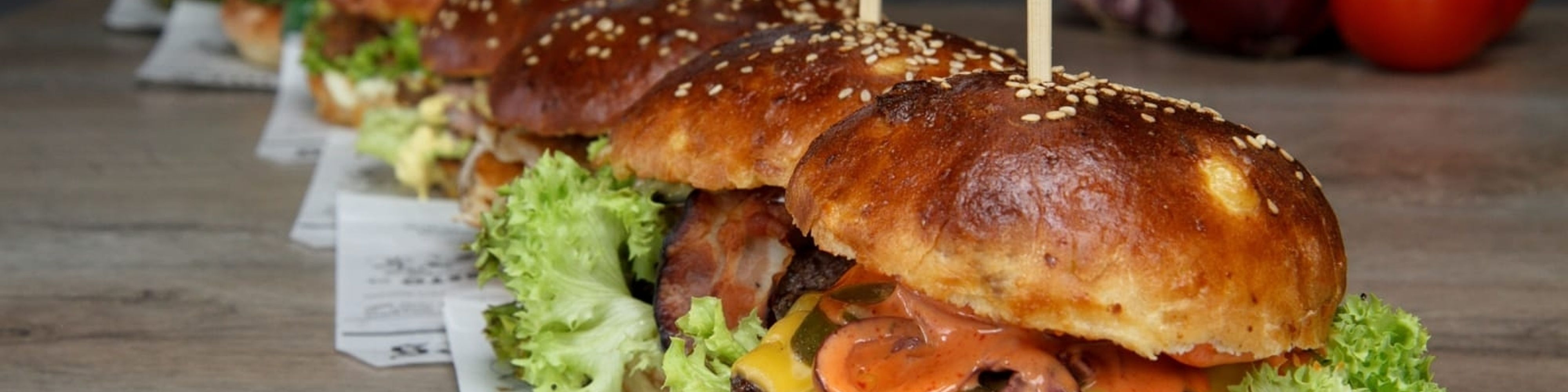 Bílá Paní Karlštejn - rozvoz jídla & menu - foodora.cz (damejidlo.cz)