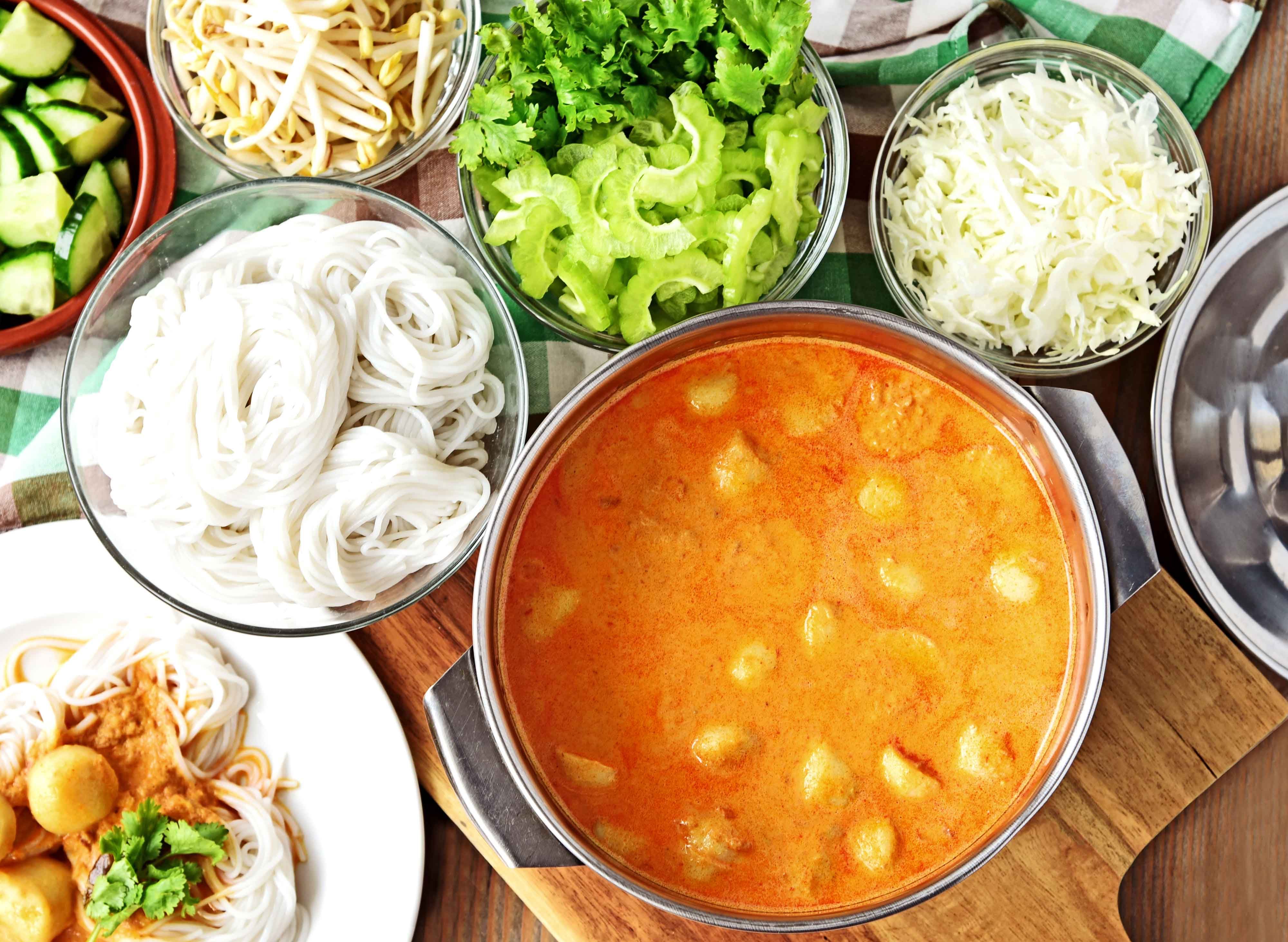 Kanom Jeen Namya Pu Sen Kao Klong (Talad Sam Chuk 100years) delivery ...