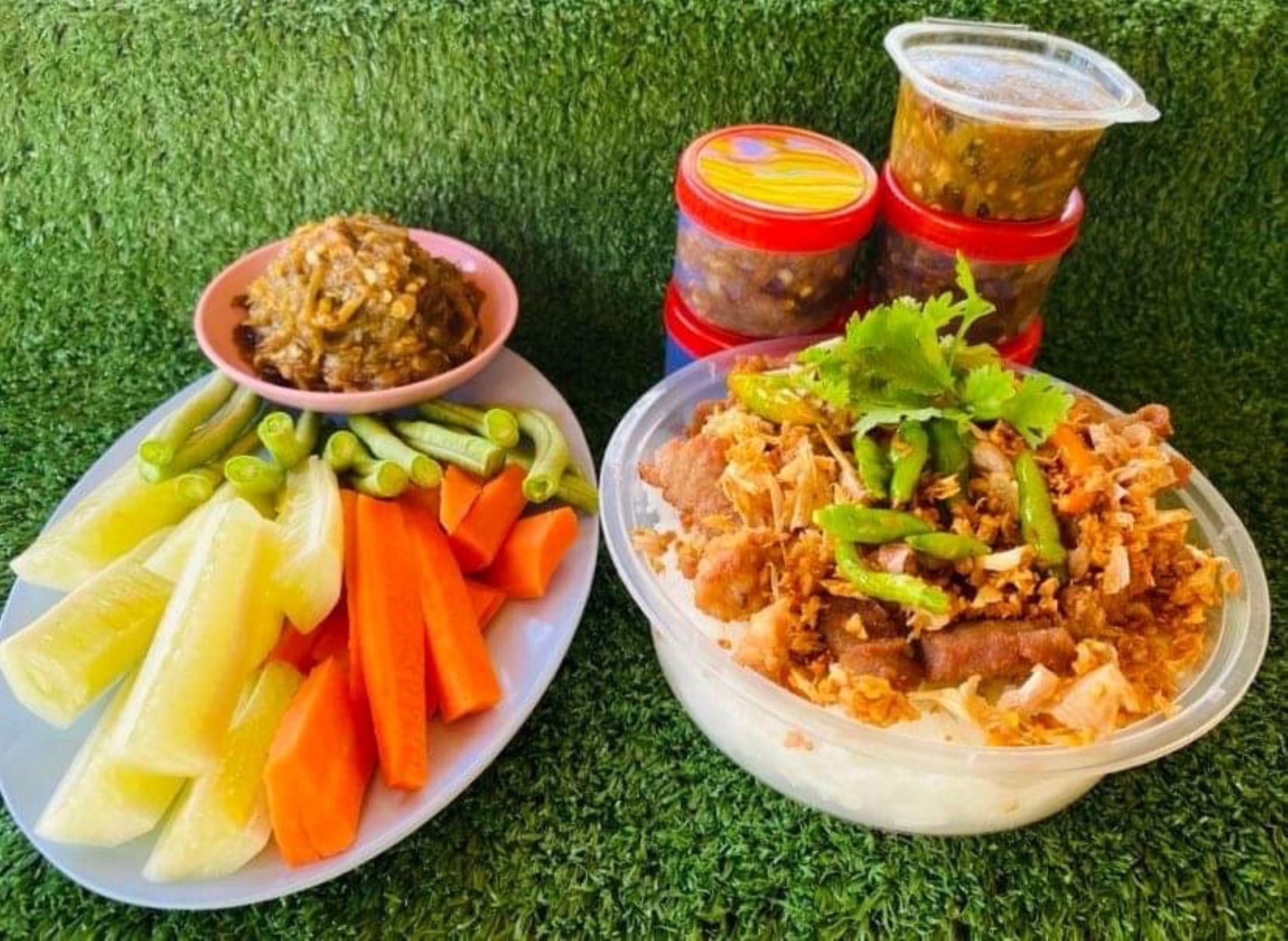 Khao Moo Tod Kra Tiam Nam Prik Noom delivery near you in Kalasin| foodpanda