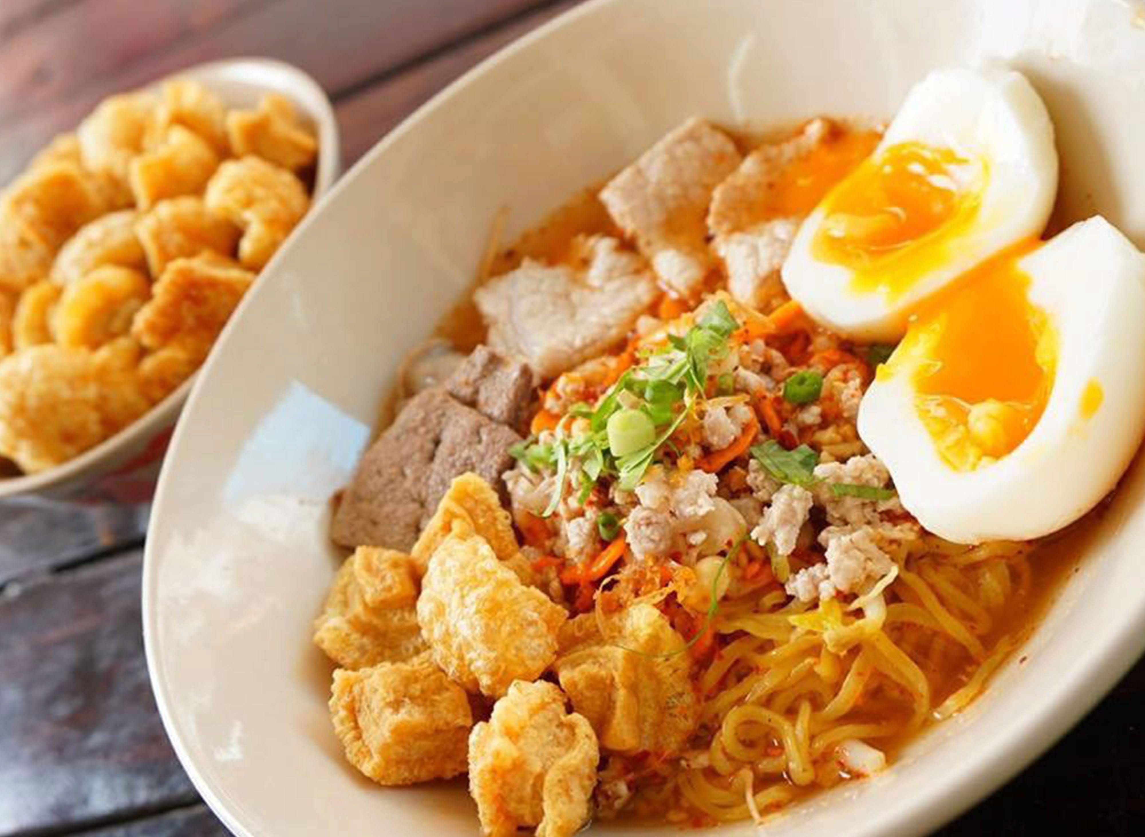 Guay Tiew Tom Yum Kak Mhoo Sood Boran (Nawamin) delivery near you in ...